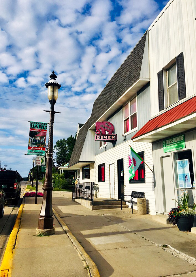 A pink elephant never forgets&hellip; to serve up delicious diner fare! This charming exterior promises a feast for both eyes and stomach.