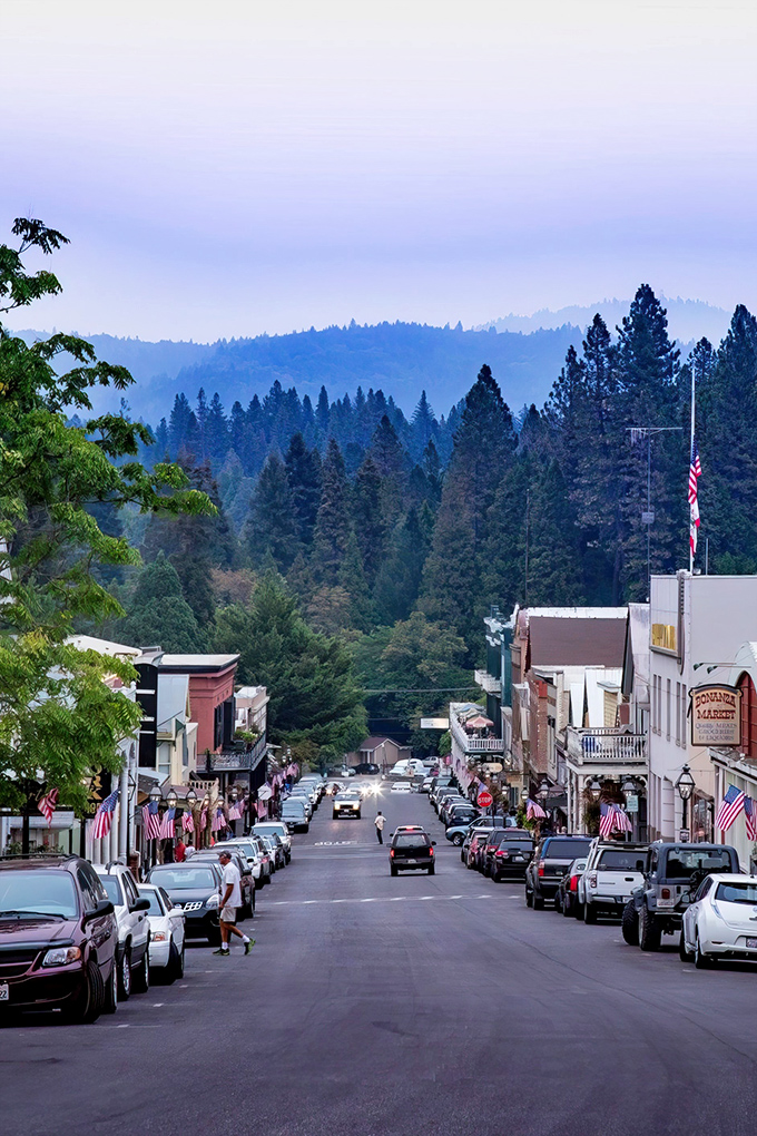 Step into a time warp! Nevada City's main street is like a Hollywood set for a Western, minus the tumbleweeds and showdowns at high noon.