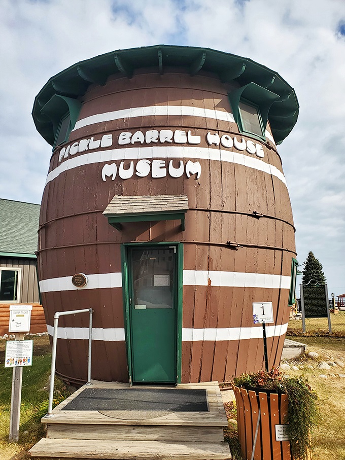 A pickle's dream home! This giant barrel-shaped museum in Grand Marais, Michigan, proves that sometimes the most delicious ideas come in unexpected packages.