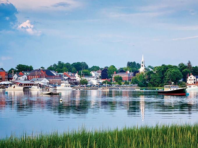 Postcard-perfect doesn't begin to cover it! Damariscotta's waterfront is like a Norman Rockwell painting come to life, with a side of lobster rolls.