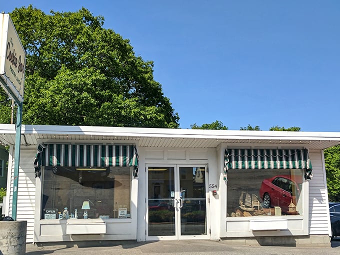 Welcome to carb heaven! The Cookie Jar's charming exterior beckons like a siren song to sweet-toothed sailors navigating the streets of Cape Elizabeth.
