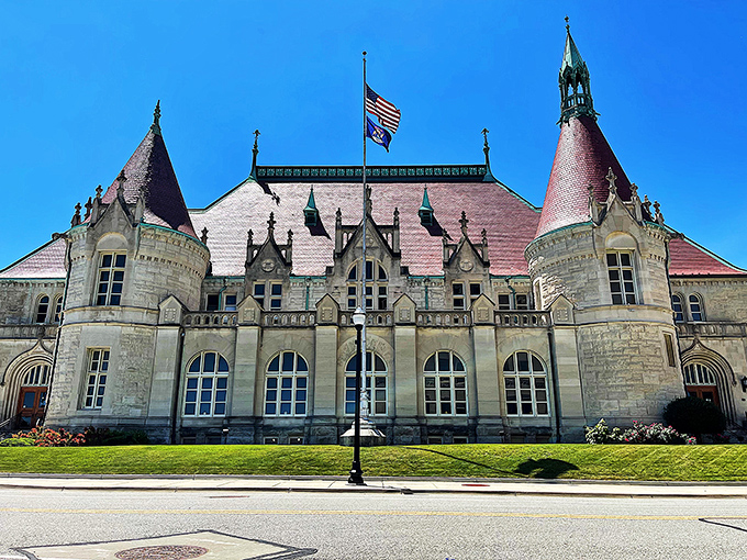 A fairy tale come to life! This architectural marvel proves that sometimes, reality is more fantastic than fiction. Who needs Hogwarts when you've got this beauty in Saginaw?