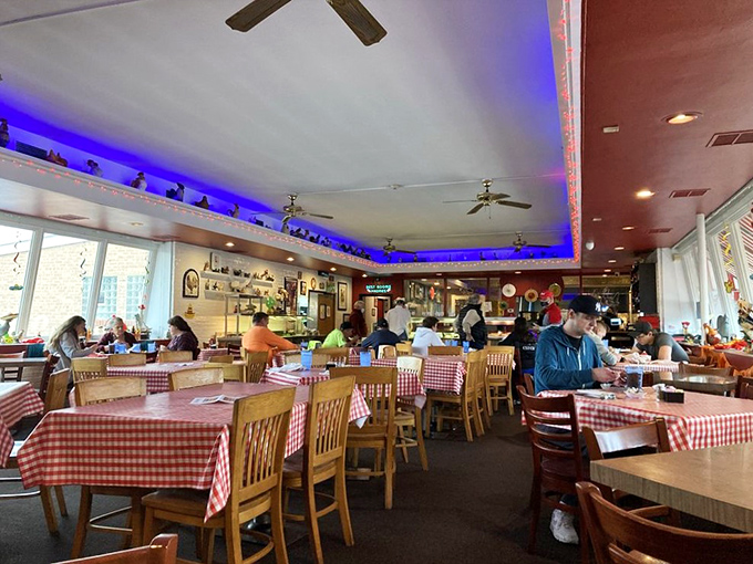 Happy diners and checkered tables! It's like a 1950s sitcom come to life, but with better food and fewer laugh tracks.