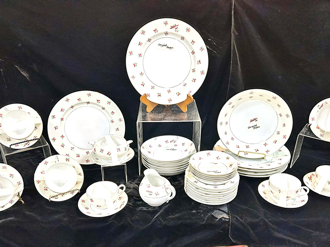 Dinner party, anyone? This elegant dinnerware set is dying to host your next soir&eacute;e&mdash;or fancy TV dinner night.