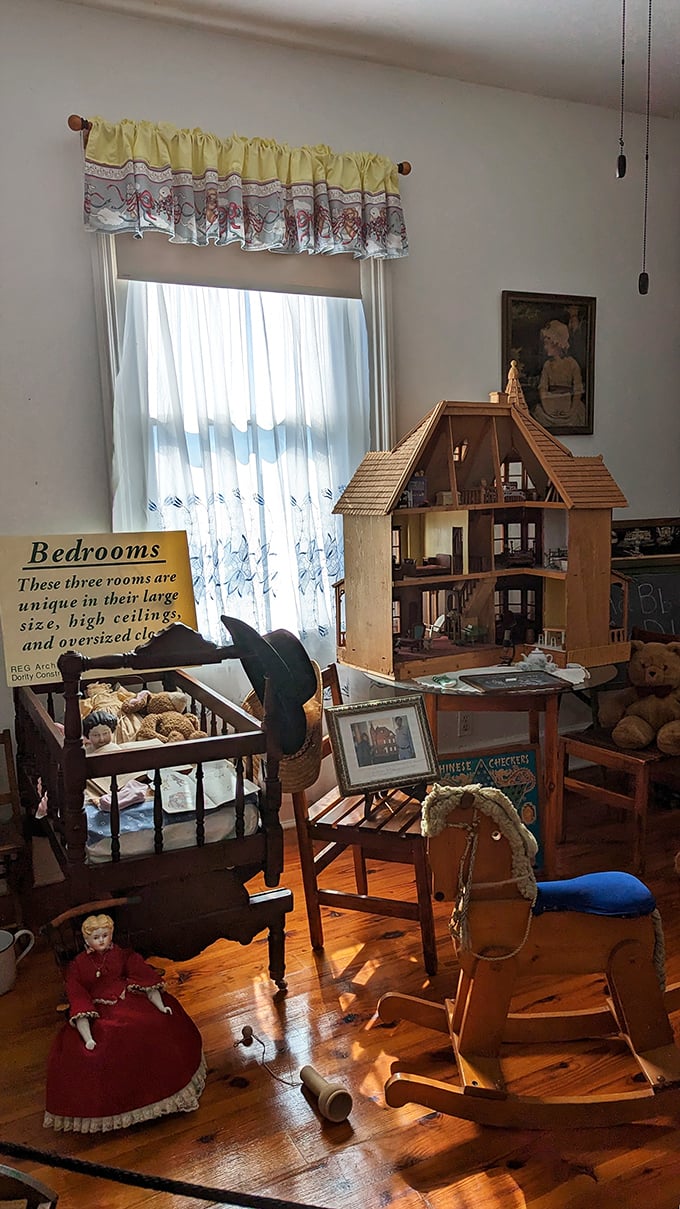 Nap time or fright time? This kids' room is giving me major "Toy Story meets Goosebumps" energy.