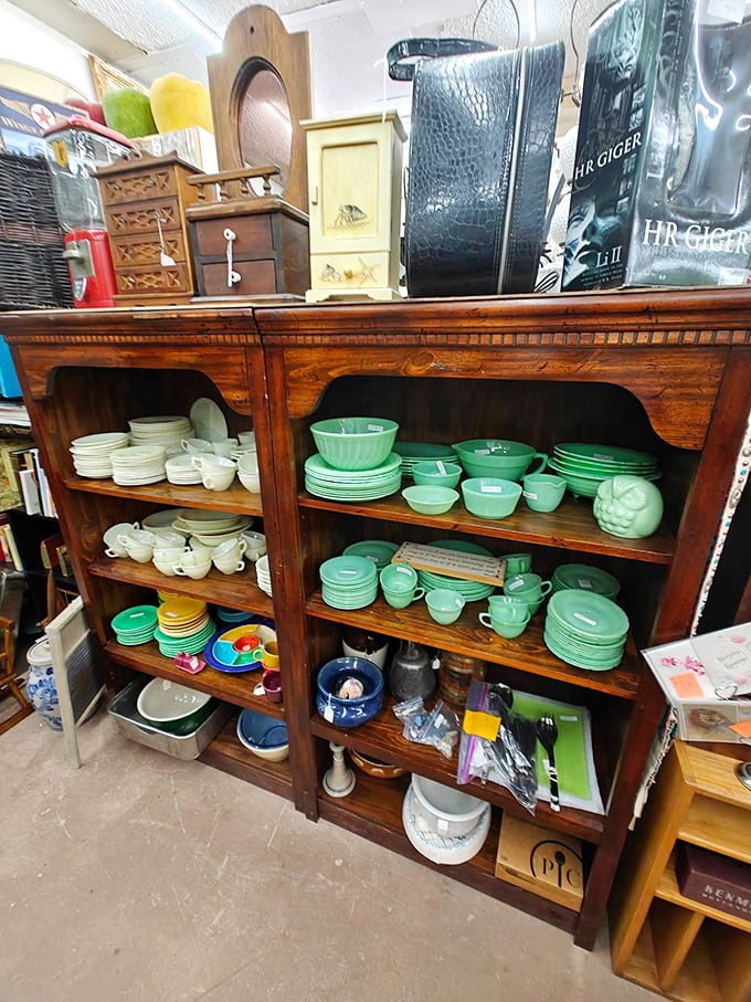 Kitchen confidential! These minty-fresh dishes are serving up a hefty helping of mid-century charm. June Cleaver would be proud.