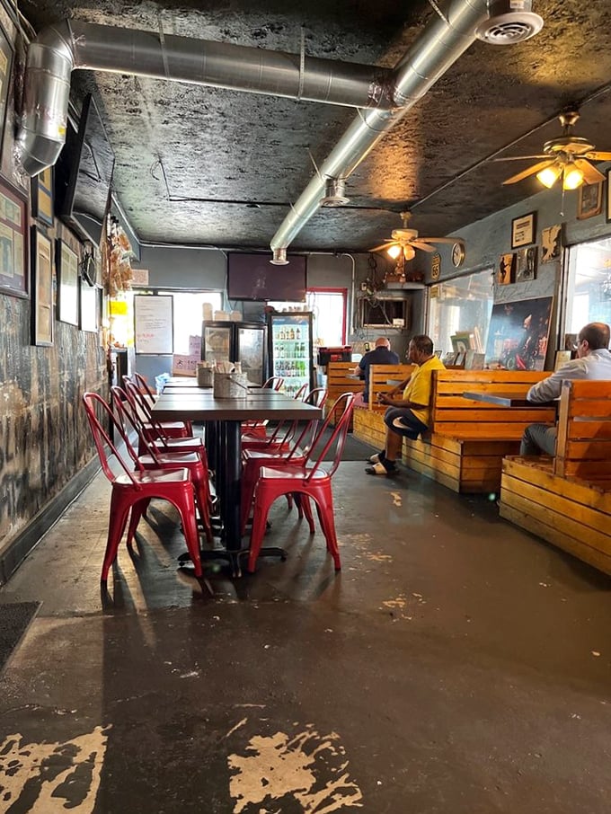 Pull up a chair and stay awhile. In this laid-back atmosphere, strangers become friends over shared plates and barbecue-stained fingers.