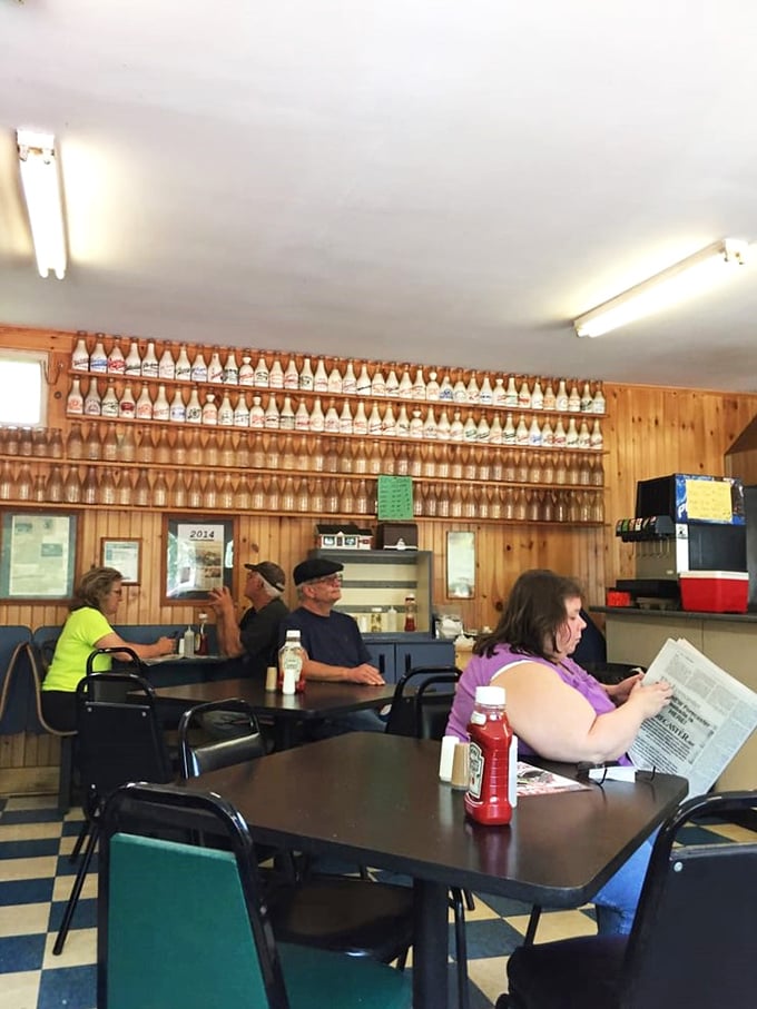 Where everybody knows your name (or soon will)! Harmon's dining room is where strangers become friends over the universal language of great burgers.
