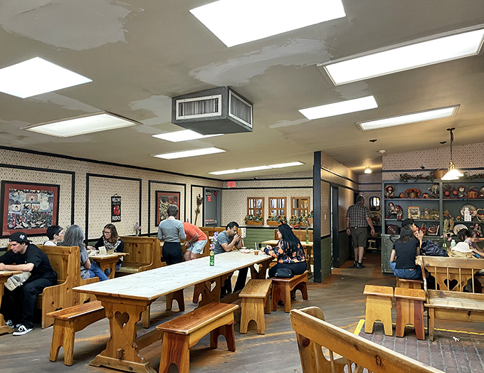 A full house of happy diners &ndash; proof that pie brings people together better than any United Nations summit.