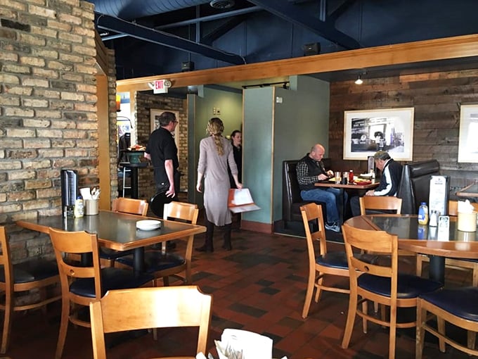 A slice of life, served with a side of nostalgia. This isn't just dining; it's a Norman Rockwell painting come to life – with better food.