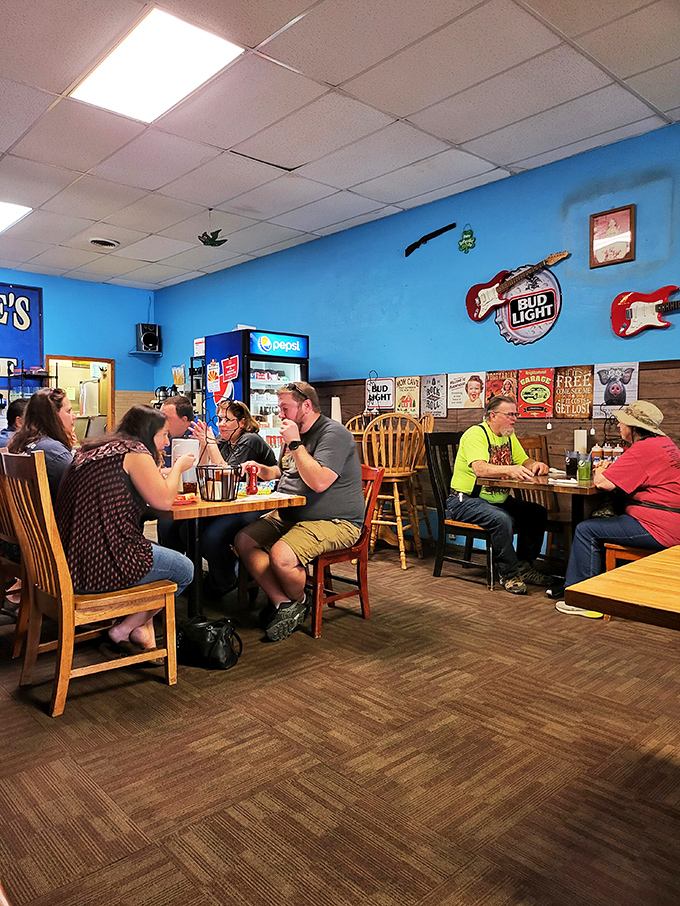 Happy diners in their natural habitat: surrounded by good food and even better company. It's a barbecue party, and everyone's invited!