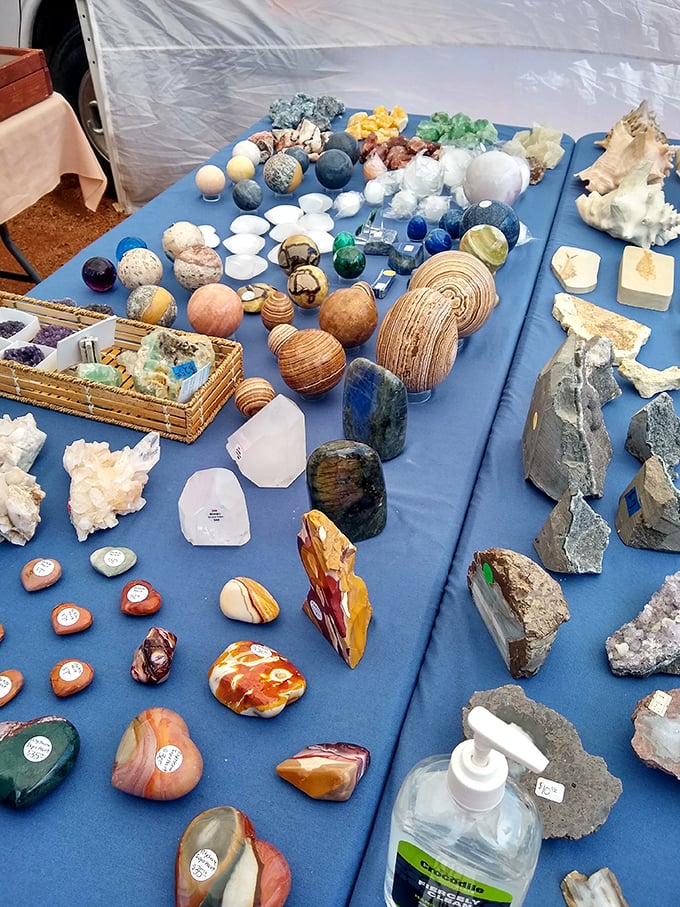Rock stars of the mineral world! This geode-laden table is like Mother Nature's jewelry box, full of sparkly surprises.