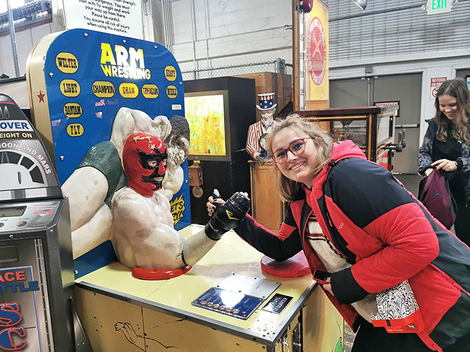 Making new memories with old machines! This arm-wrestling game proves that sometimes the best way to bond is over a friendly match with a mechanical opponent.