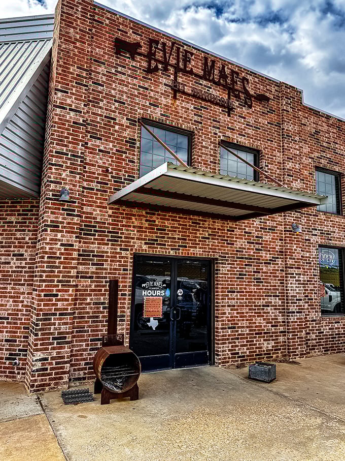 Evie Mae's: Where country charm meets smoky perfection. This Wolfforth wonder will have you howling for more.