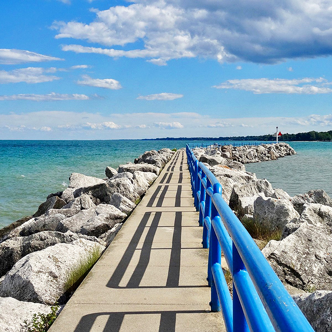 Lexington Harbor: Where landlubbers become sailors for a day. Soak in the nautical vibes without worrying about your sea legs.