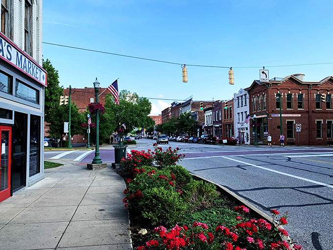 Marietta: Where rivers and history converge! This charming riverside town has more stories than a library and twice the scenic views.