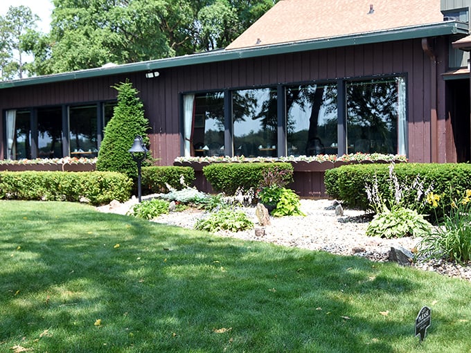 Red Circle Inn: Where history and haute cuisine collide. It's like stepping into a time machine &ndash; with much better food!