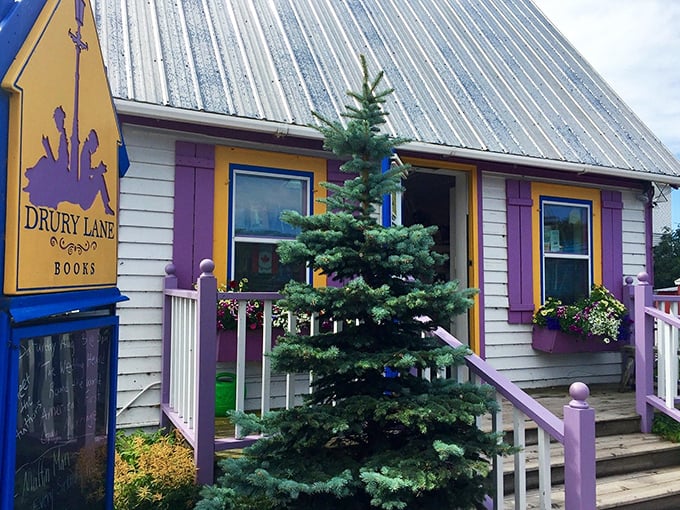 Colors that pop and books that captivate! Drury Lane's cheerful exterior is like a good children's book &ndash; irresistibly inviting.