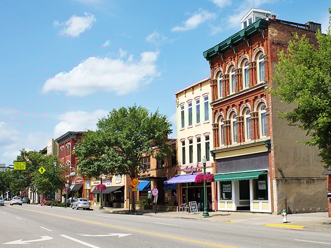 Mark Twain would approve! Marietta's historic downtown and riverboat charm make it the perfect setting for your own Midwest adventure.