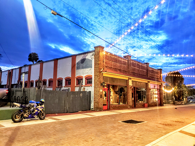 Small town charm meets big flavor at Persimmon Hollow. It's cozier than your grandma's living room, but with better drinks on tap.