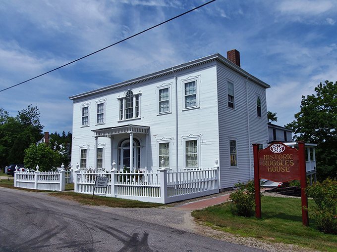 Step into architectural elegance at the Ruggles House. It's like a masterclass in Federal-style design, complete with jaw-dropping woodwork.