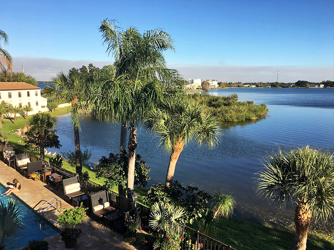Sebring's slice of paradise: Palm trees, pristine pools, and endless horizons. Who needs the Riviera when you've got this?