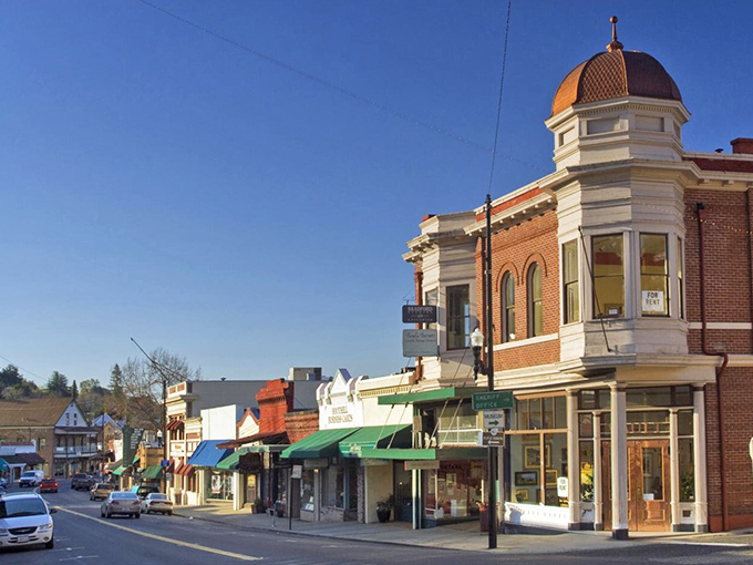 Courthouse Square: The beating heart of Sonora's historic charm. It's where the Wild West meets modern-day treasure hunting.