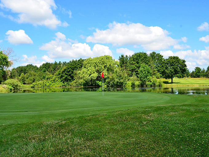 Hole-in-one views! This golf course is so picturesque, even your missed putts will feel like wins.