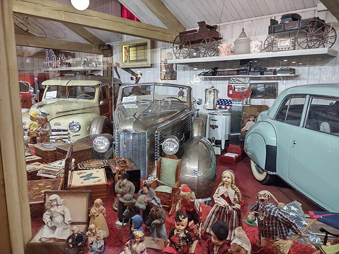 Nostalgia on wheels! This display of vintage cars and dolls is like a time machine fueled by childhood memories.