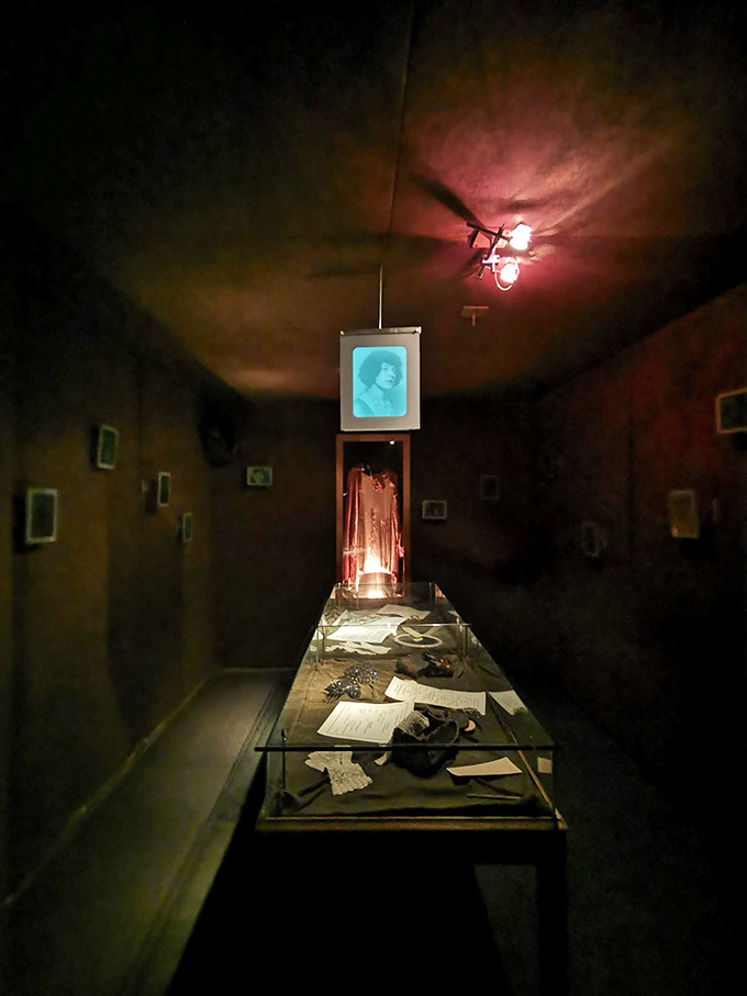 "Mood lighting or portal to another dimension?" This eerie exhibit room feels like it's straight out of a steampunk novel.