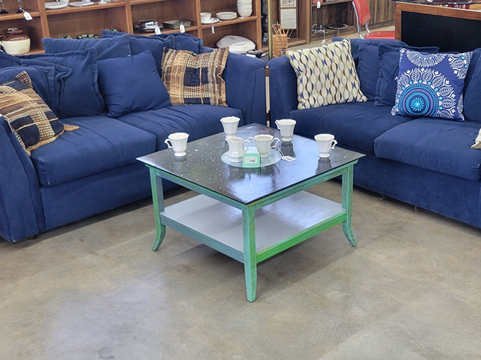 Navy and teal living room goals! This cozy setup is perfect for binge-watching "The Crown" in style.