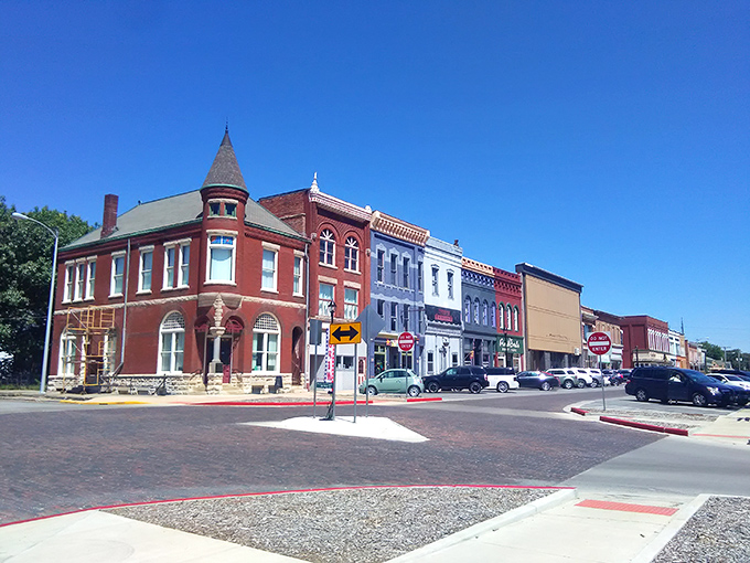 Petersburg's historic square: Where Lincoln's legacy lives on, and the charm is as honest as Abe himself.