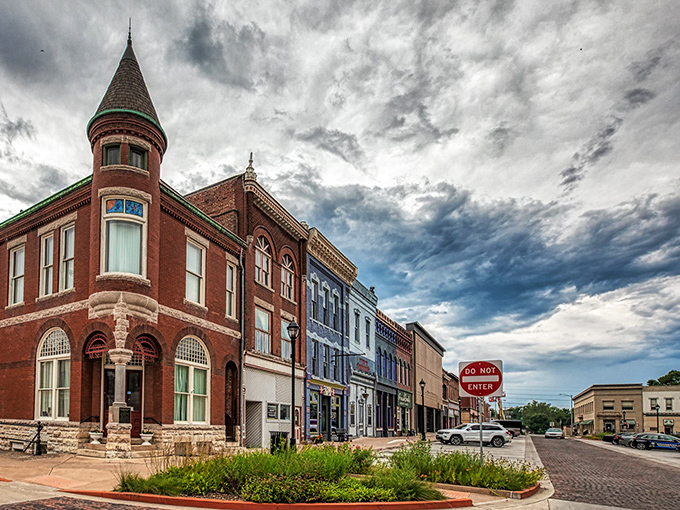 19th-century architecture that's aged better than most Hollywood stars. Greek Revival meets Midwest charm in this historic hotspot.