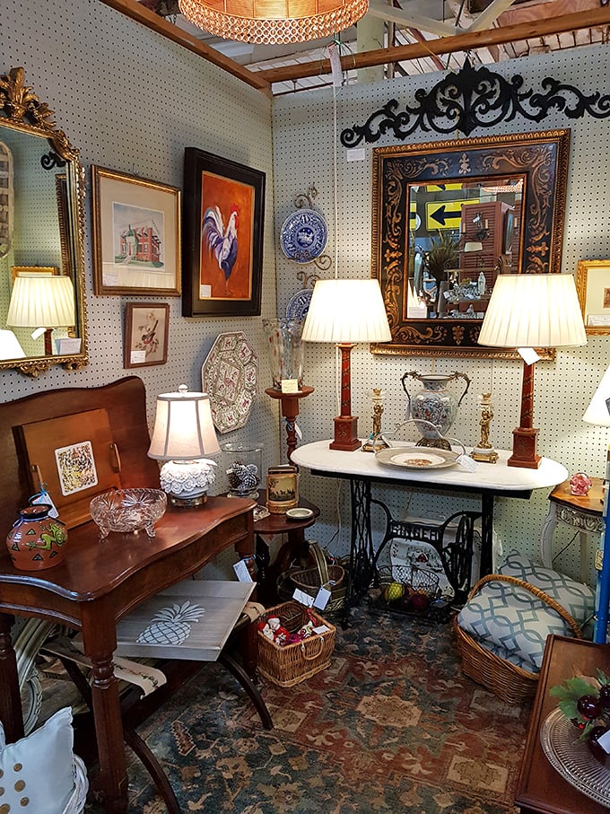 Art for every taste! From roosters to landscapes, it's like a museum where you can actually touch stuff.