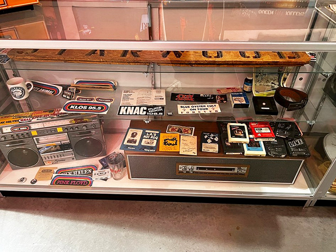 Tune in to yesteryear! This radio display is broadcasting waves of nostalgia straight to your heart. No static at all, just pure memory gold.