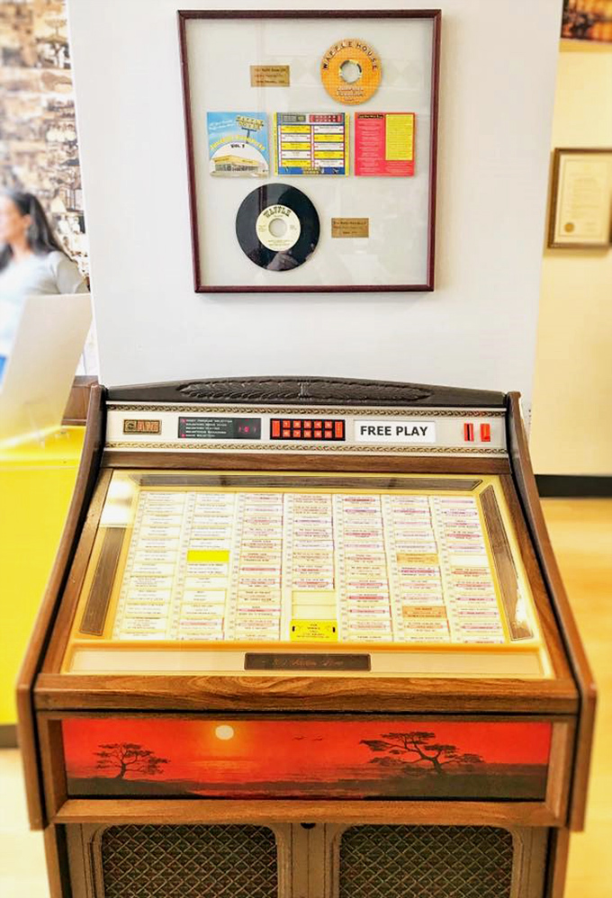 Jukebox hero! This vintage music machine is ready to serenade your syrupy feast with golden oldies.
