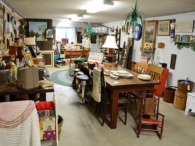From jello molds to avocado-green appliances, this kitchen corner is serving up a heaping helping of mid-century nostalgia.