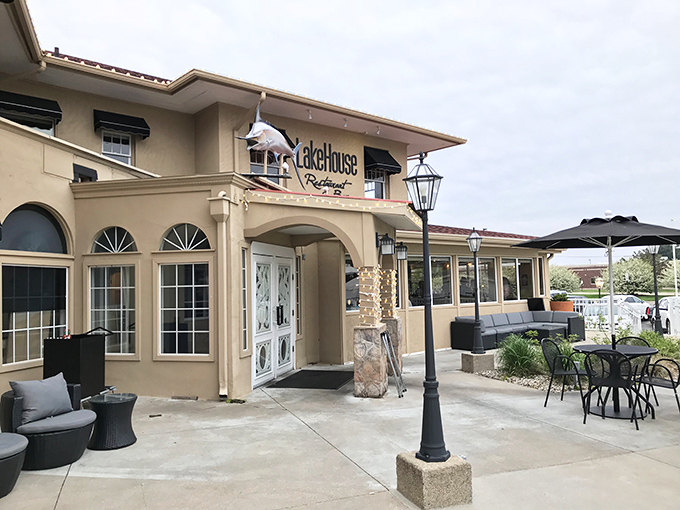 LakeHouse Restaurant & Bar: Where "lake view" meets "let's eat!" Seafood tastes better when you can wave at its cousins.