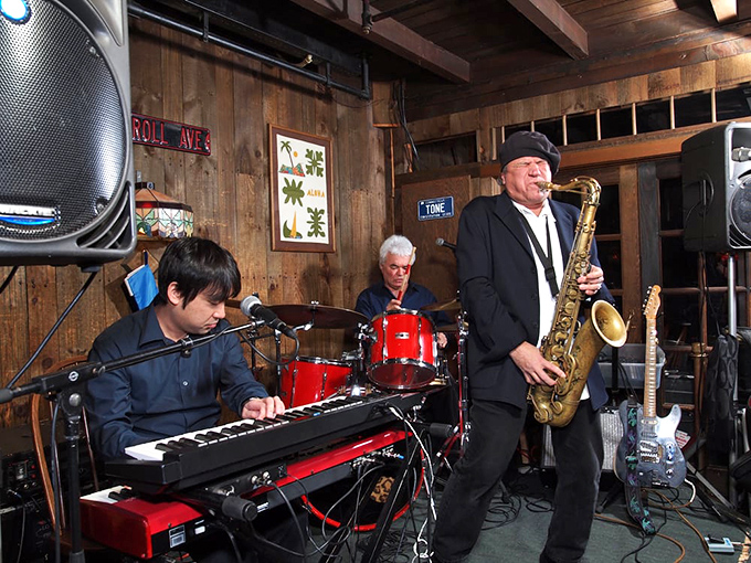 Who said you can't have dinner and a show? These cool cats are serving up some smooth tunes to complement your meal. It's like jazz for your taste buds!