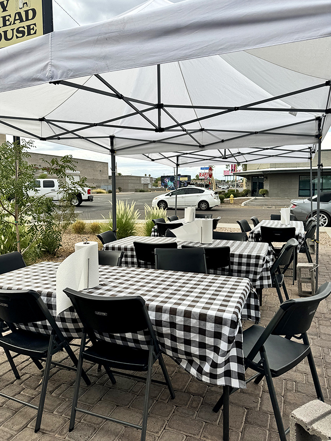 Al fresco fry bread? Yes, please! These outdoor tables offer a front-row seat to people-watching and prime fry bread consumption.