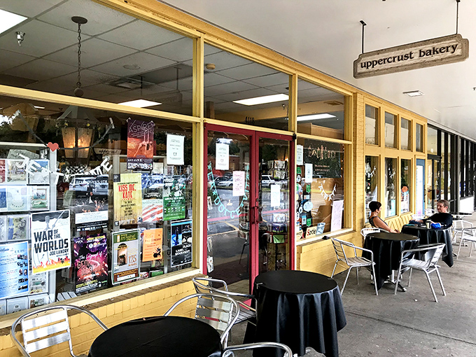 Alfresco dining, Florida style. Who needs the Champs-Élysées when you've got this charming sidewalk setup?