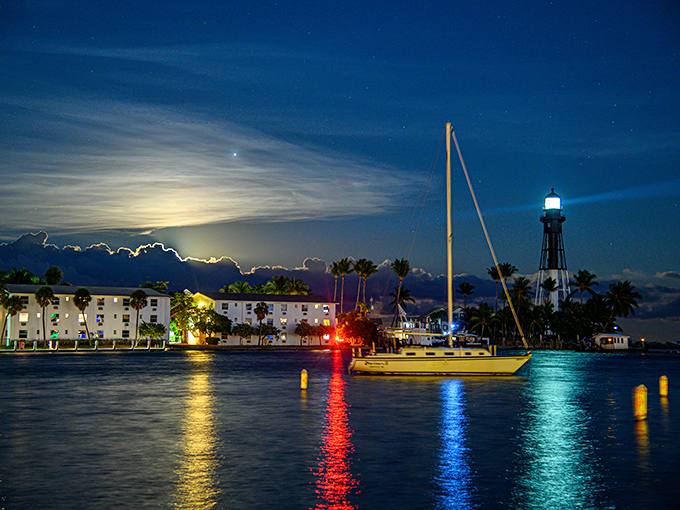Night moves, Florida style! The lighthouse beam cuts through the darkness like a knife through key lime pie – smooth and oh-so-satisfying.