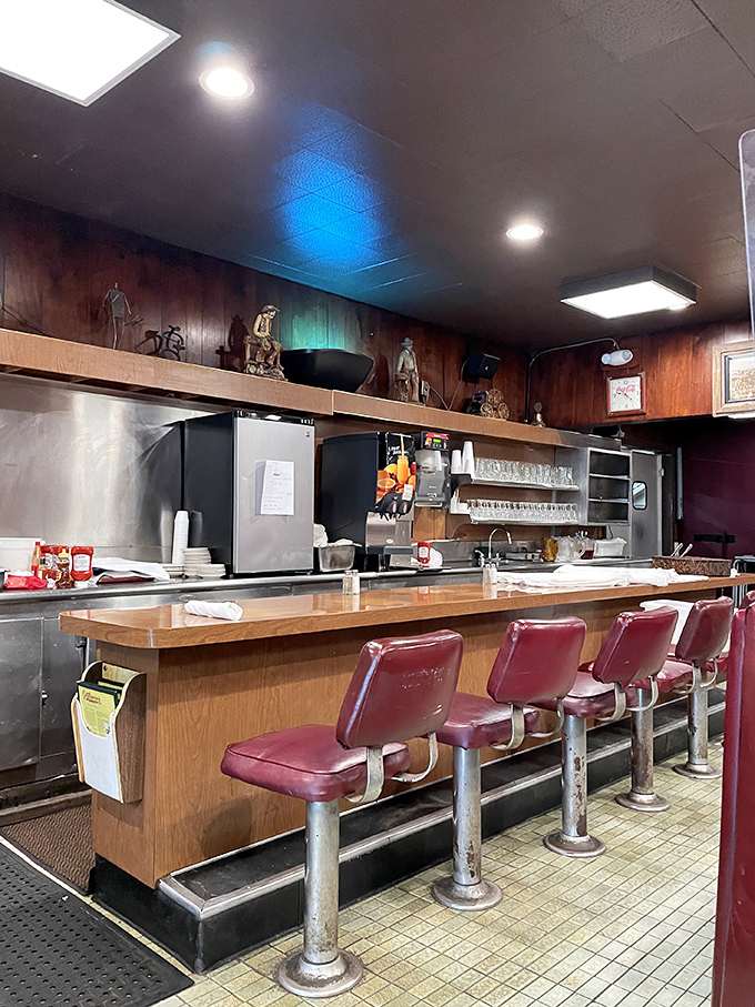 Pull up a seat at the beef bar. Cattlemen's counter is where the magic happens, offering front-row seats to the sizzle and spectacle.
