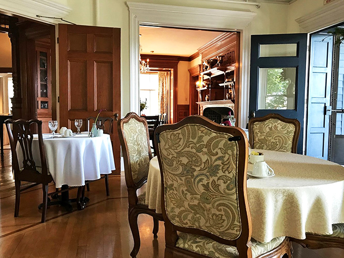 Dinner is served! These elegant place settings have us feeling like we've stumbled into a period drama. Pass the smelling salts, darling.