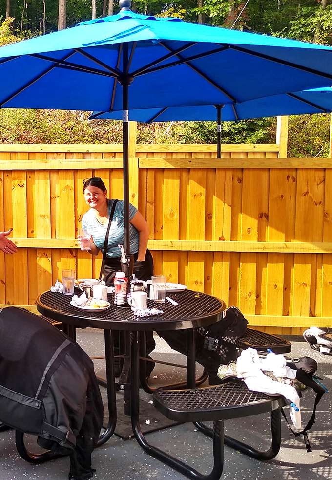 Al fresco dining, diner-style. Because sometimes you need your comfort food with a side of vitamin D.