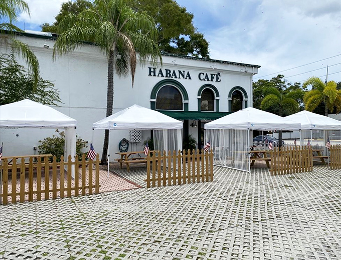 Al fresco dining with a side of Florida sunshine. It's like a Cuban beach vacation, minus the sand in your shoes.