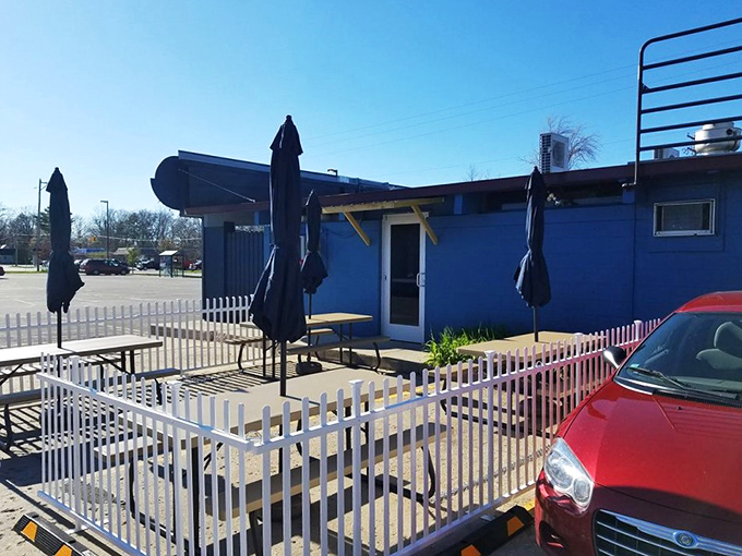 Alfresco appetite! Randy's outdoor seating is perfect for those who like their eggs with a side of fresh air and people-watching.