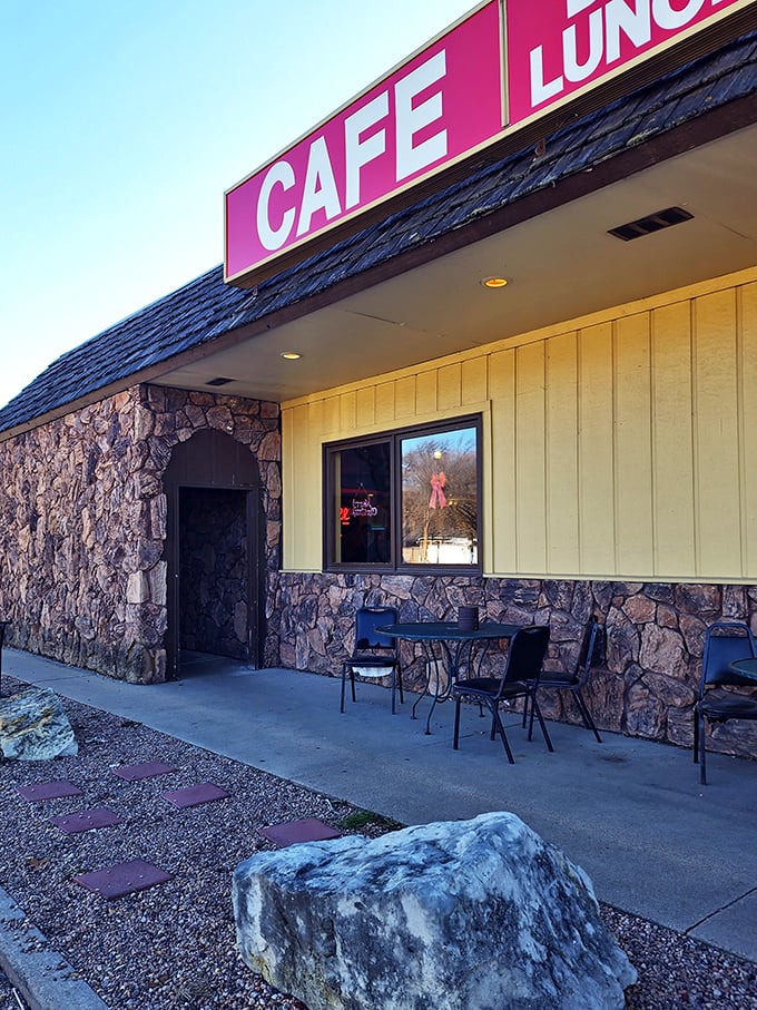 Al fresco feast or stone-cold fox? This outdoor seating area proves that even diners can have a touch of European cafe charm.