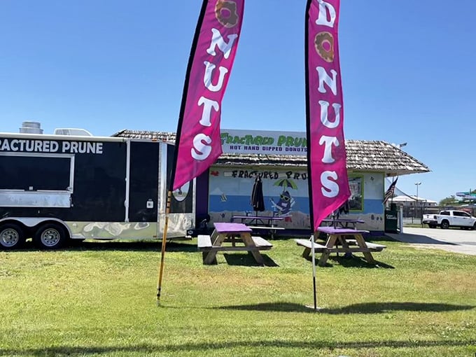 Al fresco donut dining? Don't mind if I do! These outdoor tables are perfect for people-watching between bites.
