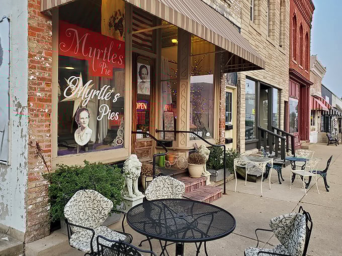 Alfresco pie-tasting, anyone? These charming outdoor tables are the perfect spot for some serious dessert contemplation.